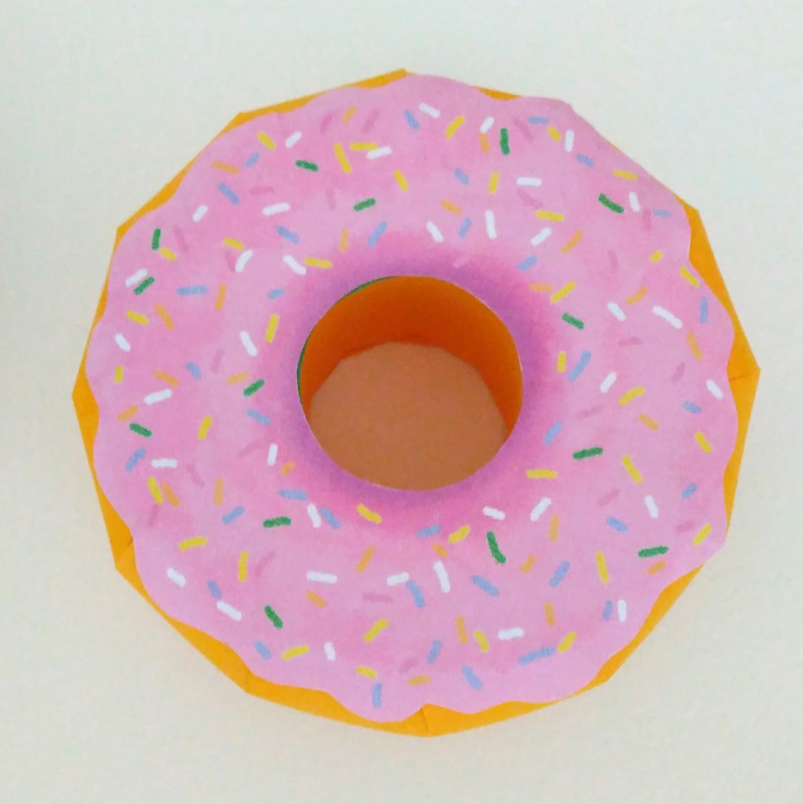 Esselle Crafts: Doughnut-Shaped Box