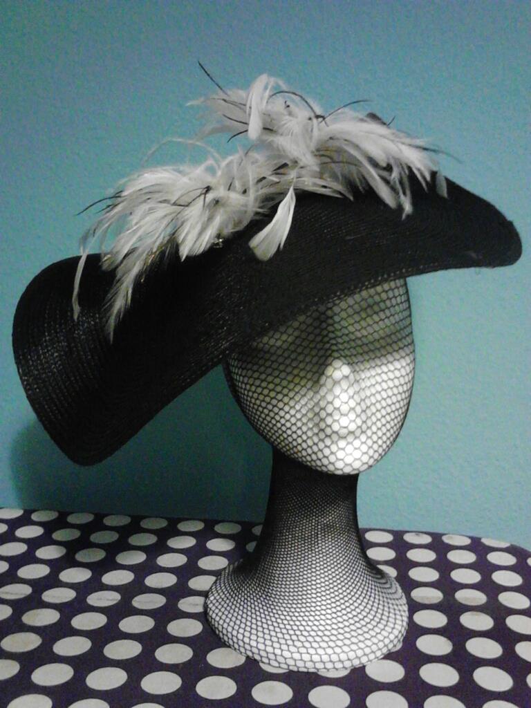 El baul de los tocados: Tacado negro apamelado con plumas blancas