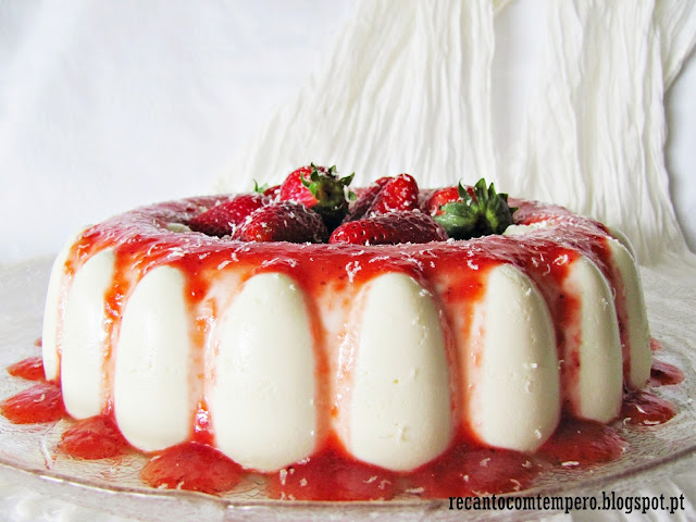 Pudim frio de chocolate branco com coulis de morango