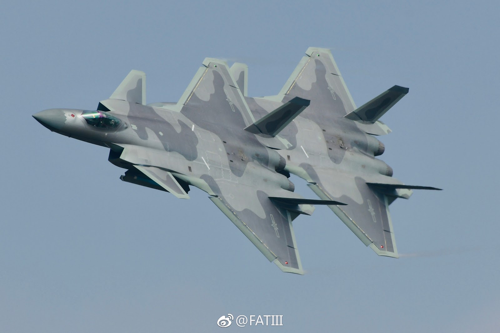 AAG_th บันทึกประจำวัน: ภาพเปิดเผยเครื่องบินขับไล่ J-20 จีนแสดงอาวุธภายในลำตัวและเติมเชื้อเพลิง ...