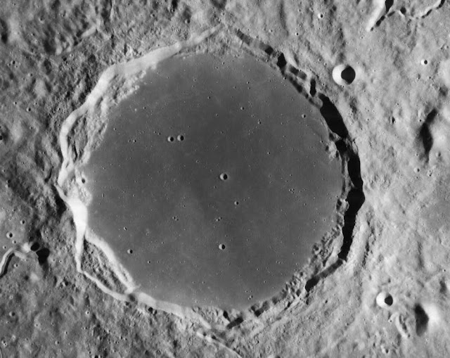 J.L.Tarazona: La teoría de la Luna hueca. Capítulo II