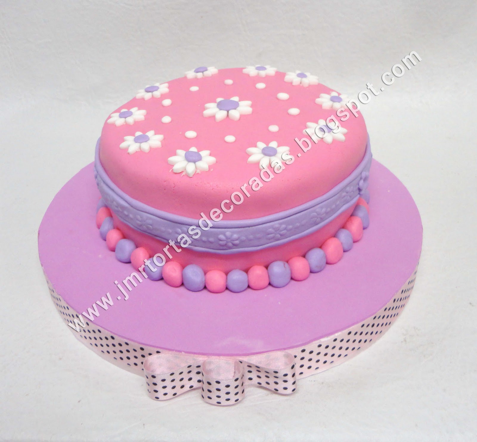 Torta simple con florcitas | JMR Tortas Decoradas