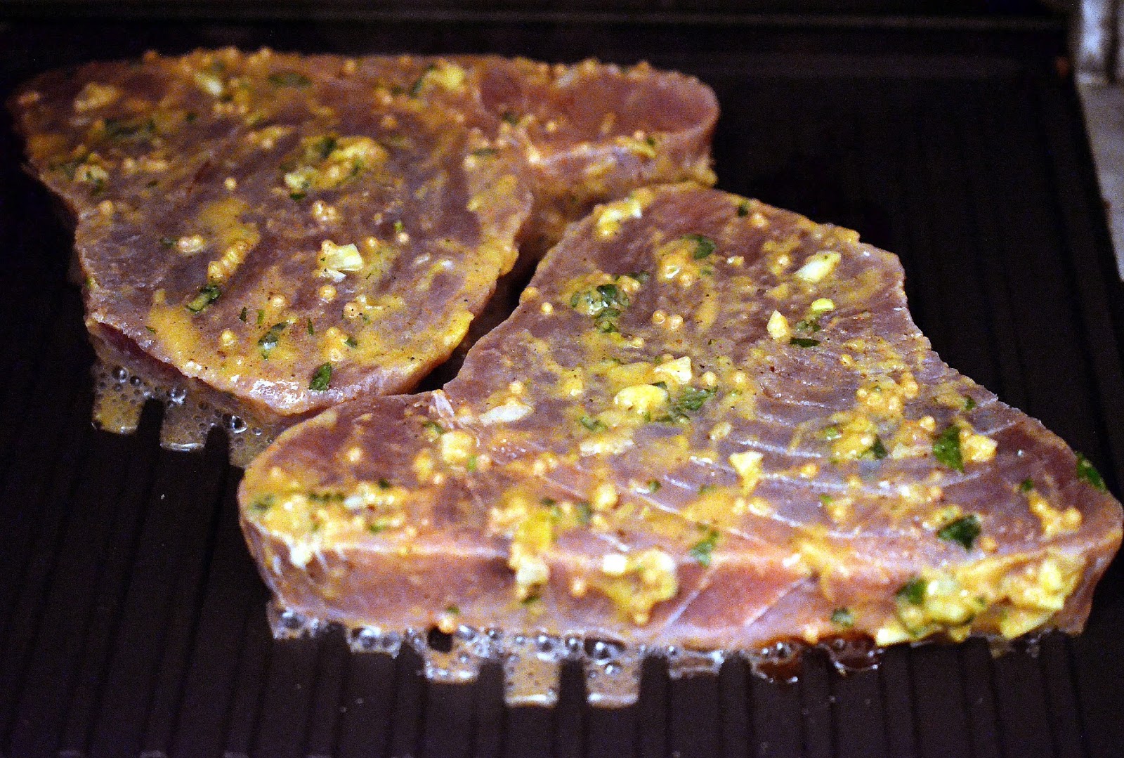 Ton la gratar cu sparanghel si rosii cherry