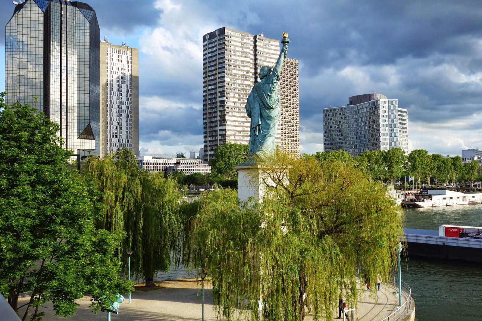 Paris : Statues de la Liberté, les six parisiennes et la flamme - Paris la douce, magazine ...