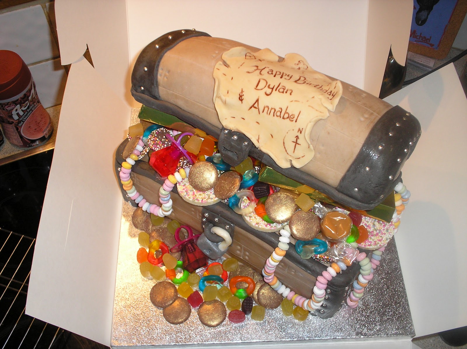 Nicky's Cakes: Treasure Chest Cake