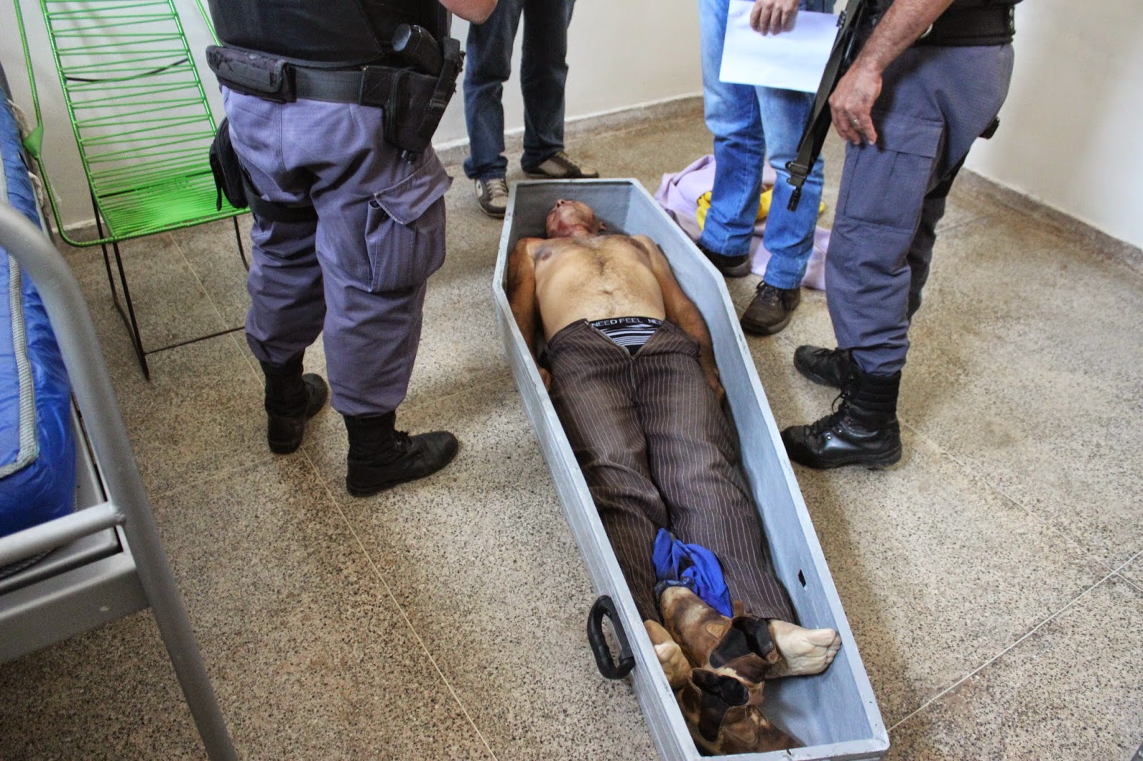 Um homem foi assassinado com quatro tiros na estrada entre Lago da ...