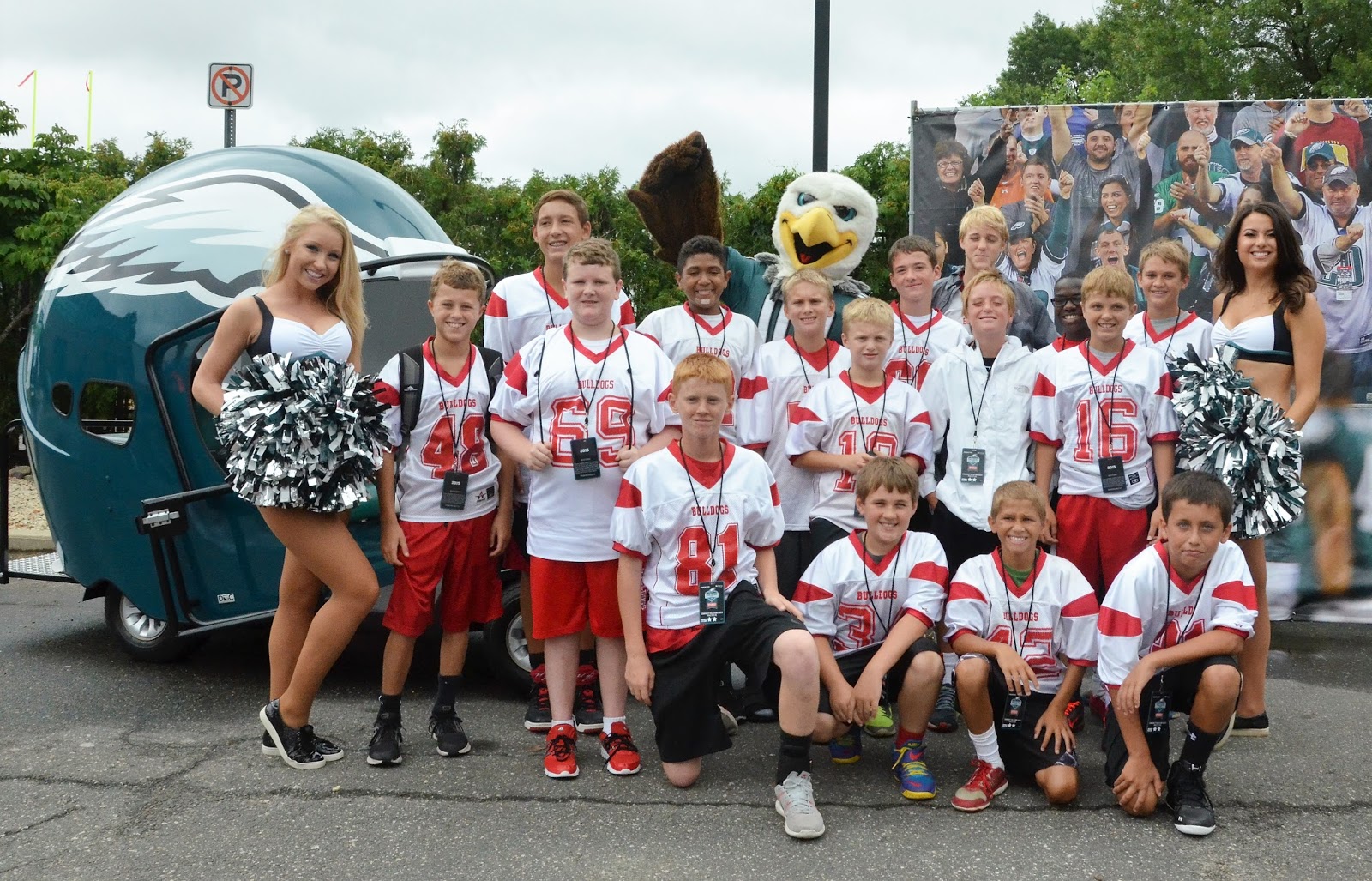 A Bulldog's Journey: Van Reed Midgets at Philadelphia Eagles Practice