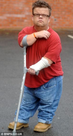 PICTURE BUGS: Dwarf Paralyzed Martin Henderson Rugby