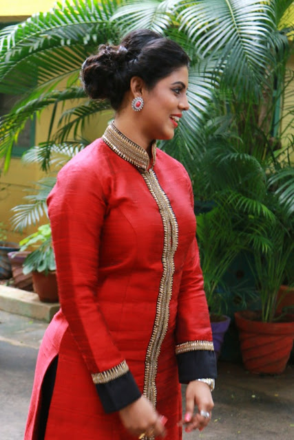 Bollywood Actress Saree Collections: Iniya in Red Dress at Karaiyoram ...