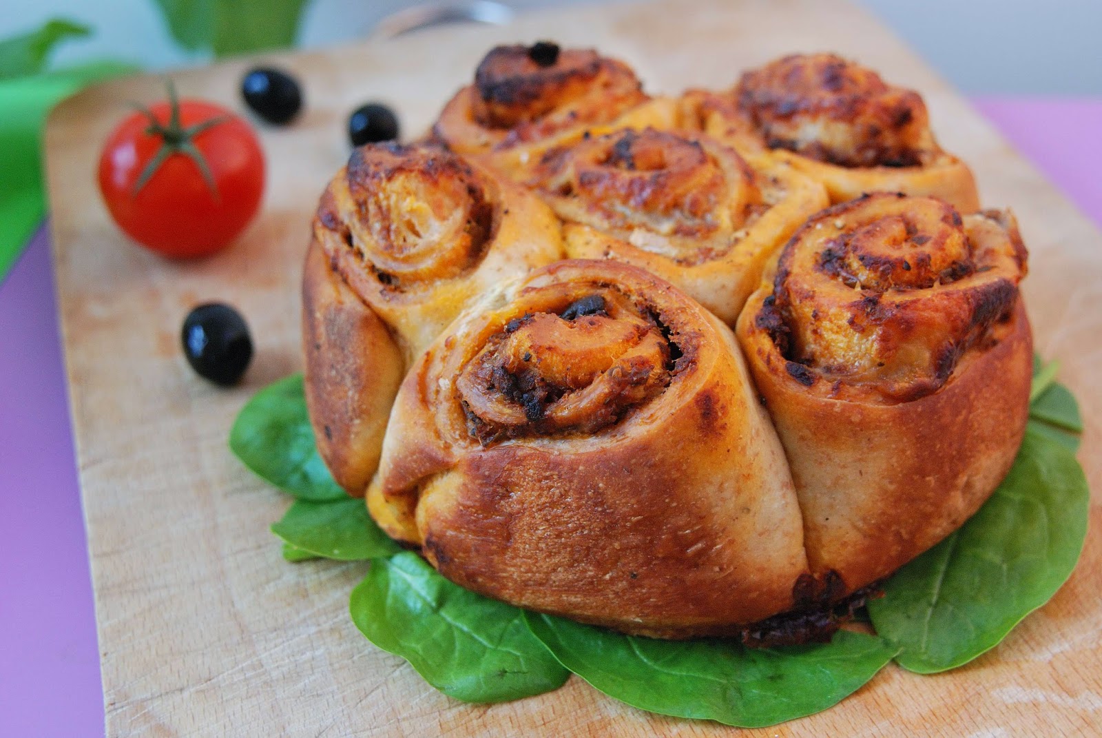 Pauline à la crème anglaise: Tomato, olive and mozzarella pizza buns ...