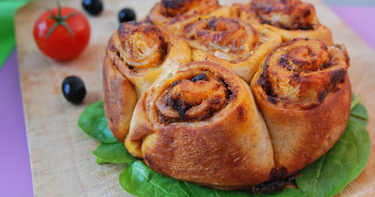 Pauline à la crème anglaise: Tomato, olive and mozzarella pizza buns ...