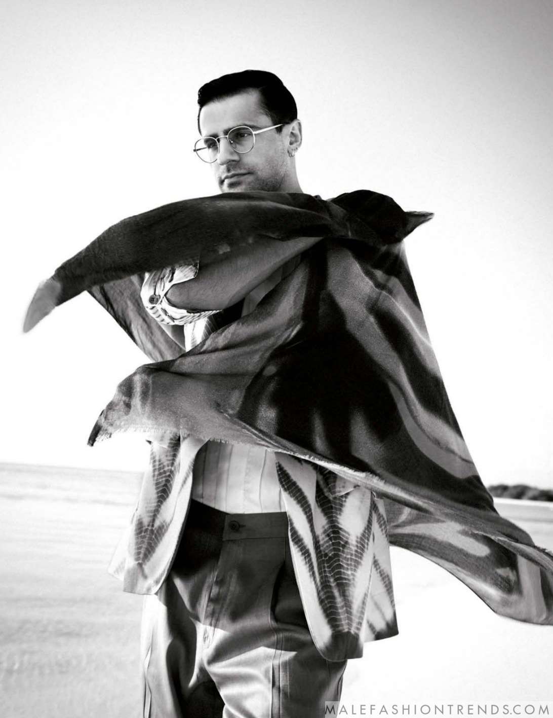 El violinista Neil Amin-Smith viste los más salvajes prints para GQ India