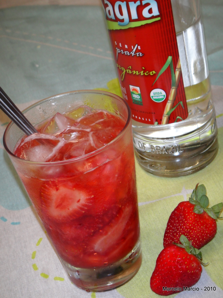 Delícias do Dia-a-Dia: CAIPIRINHA DE MORANGO