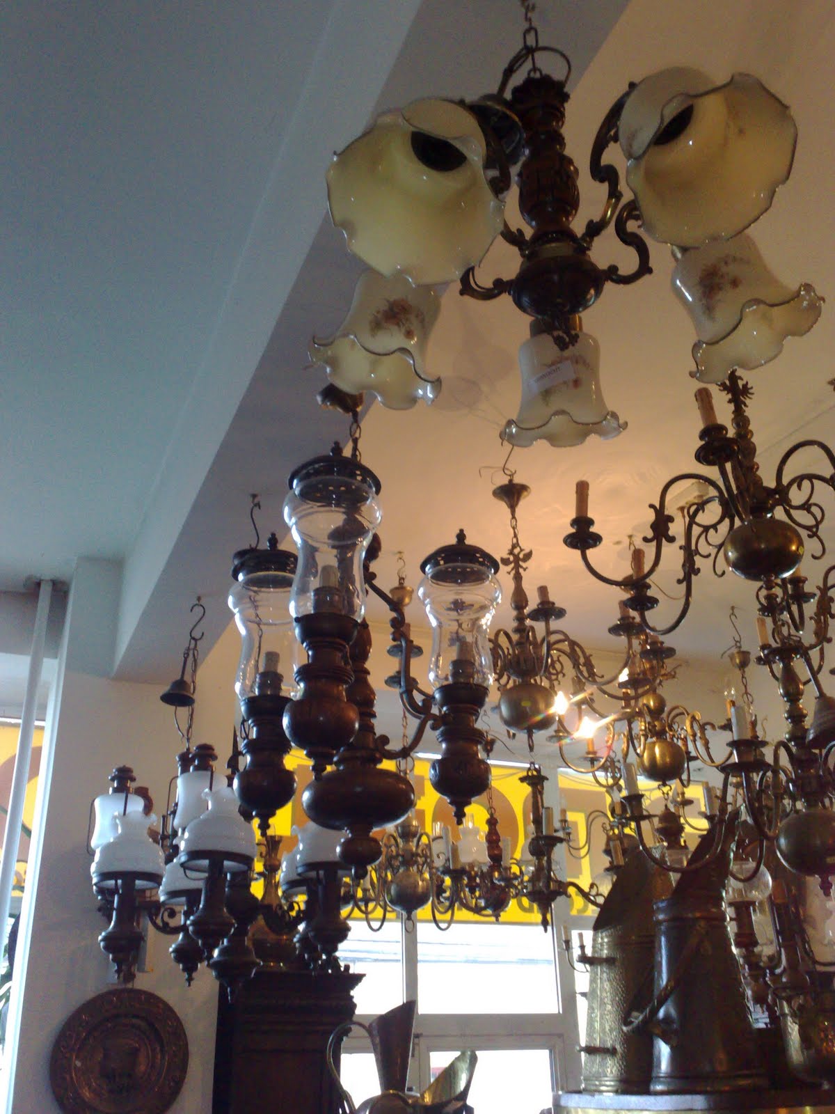 Magazine Mobila: Lustre, candelabre, lampadare clasice