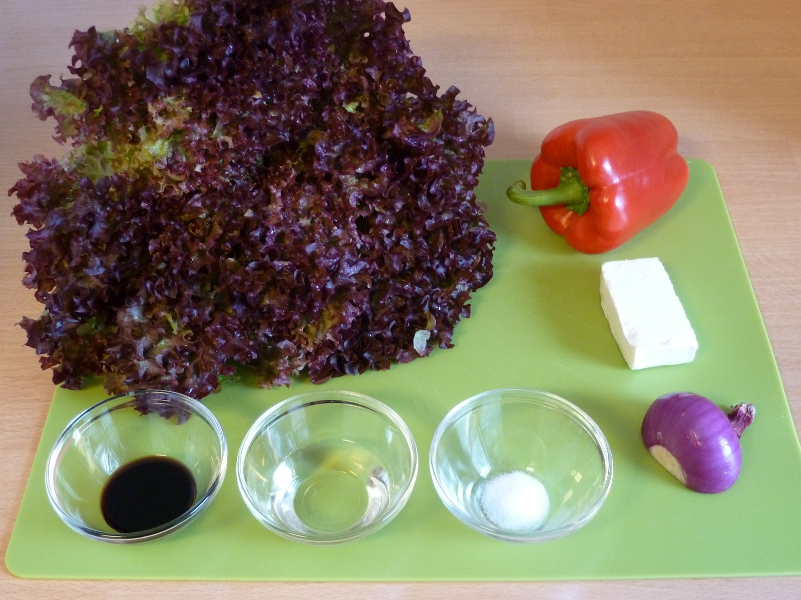 Bunatati din bucataria mea: Salata creata rosie cu ardei si branza