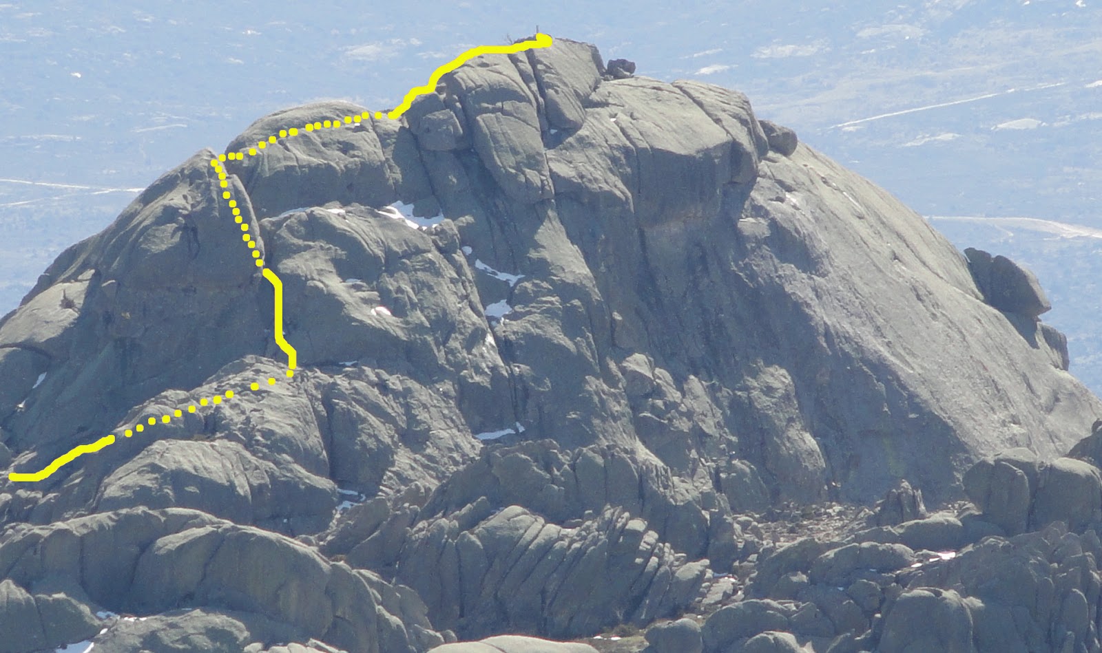 BESO AL SOL: El YELMO (1.716m) y el VIGILANTE (1.726m) desde Canto Cochino