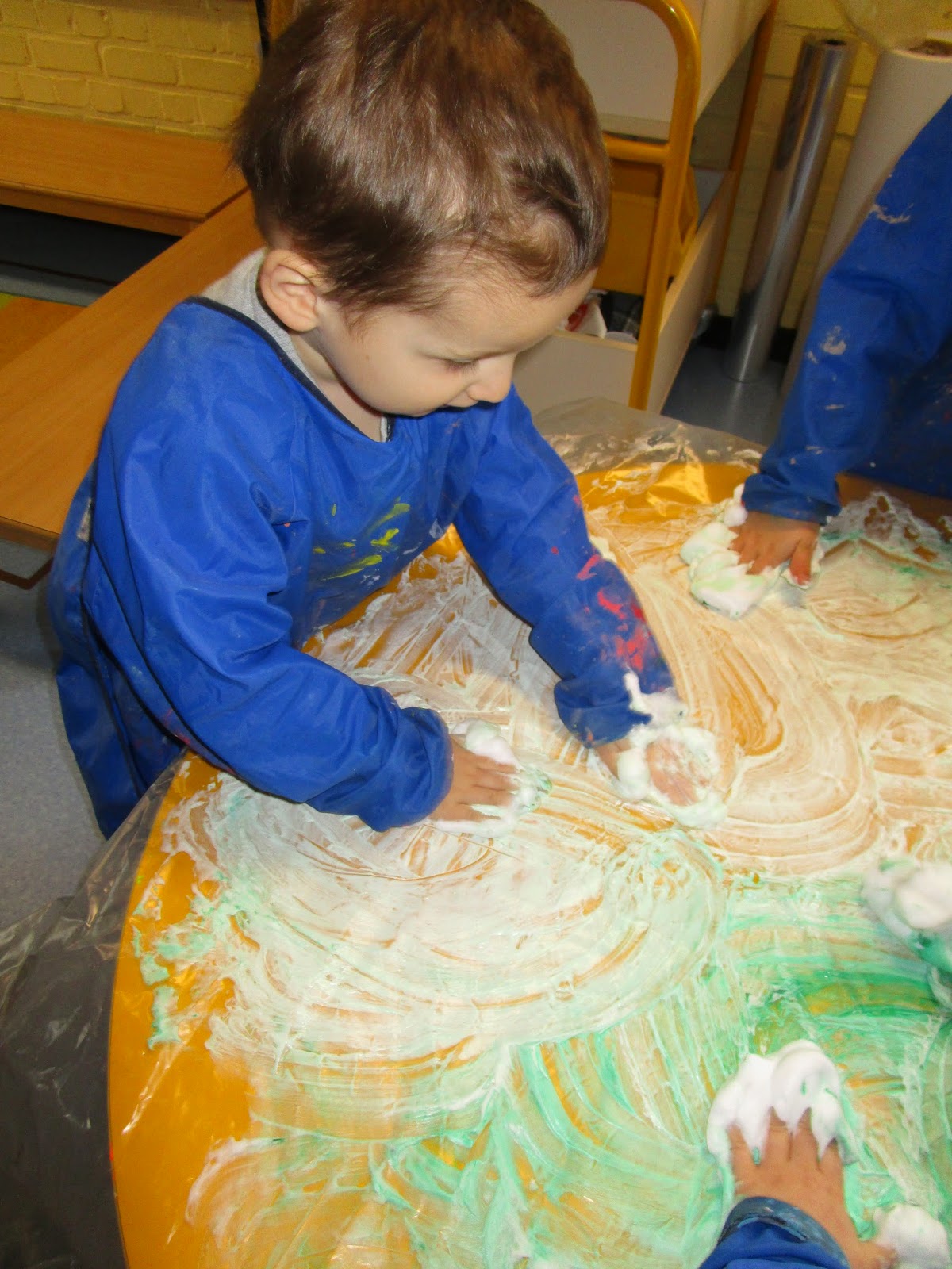 vriendjes van Jules: schilderen met de handjes met verf en scheerschuim ...