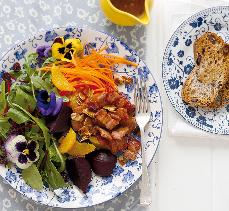 In en om die huis: Spek-en-beetslaai met warm sitrussous