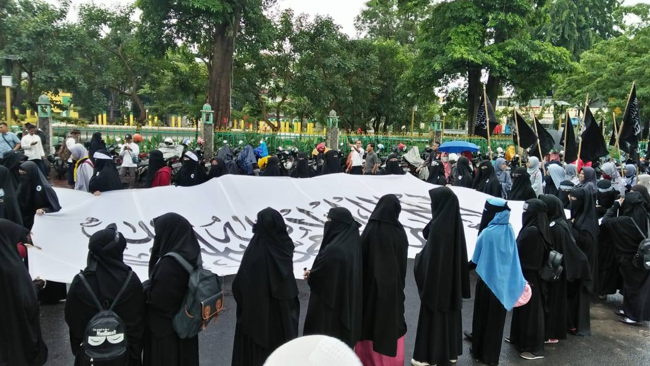 Al Liwa' dan Ar Rayah Raksasa Hiasi Parade Tauhid di Medan