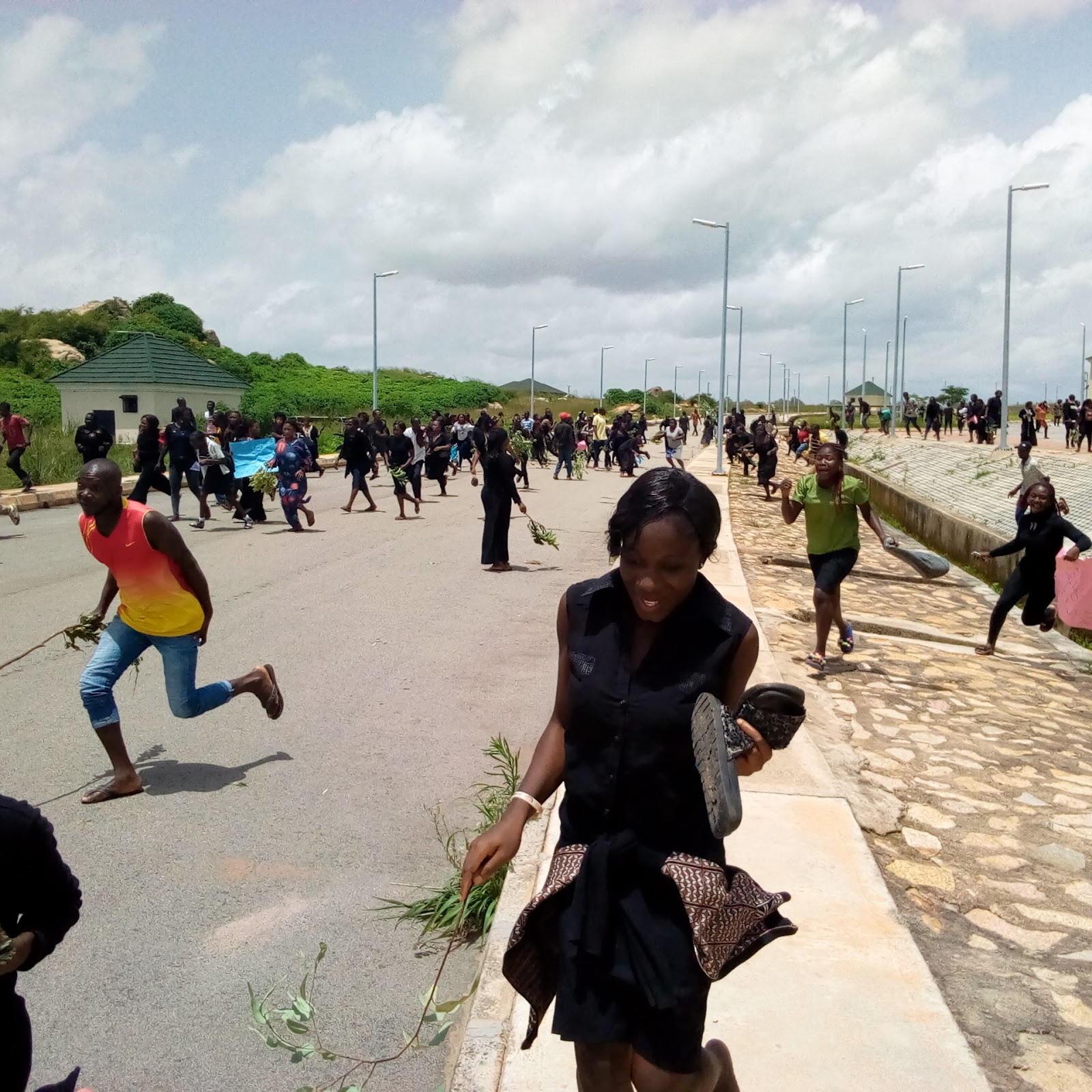 BREAKING: LIVE AMMUNITION ON PEACEFUL PROTESTERS IN GOVT. HOUSE, JOS ...