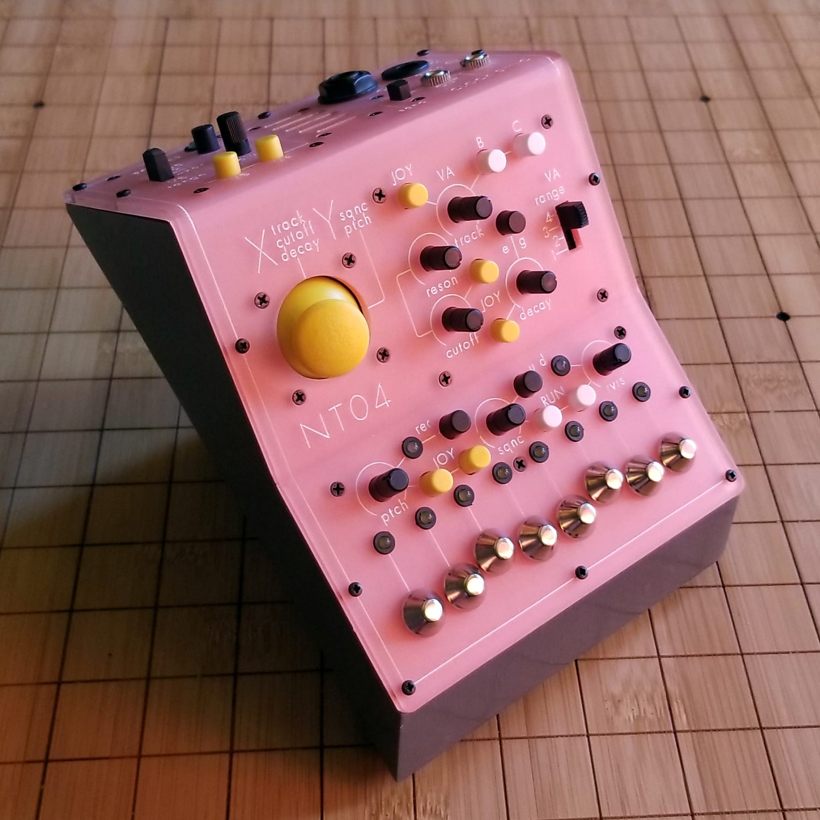 MATRIXSYNTH: Pink Noystoise NT-04 drone/sequence synth