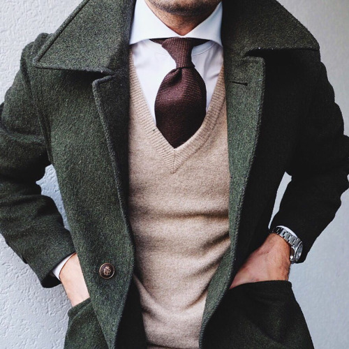 Clase, elegancia y distinción: EL JERSEY CON CORBATA