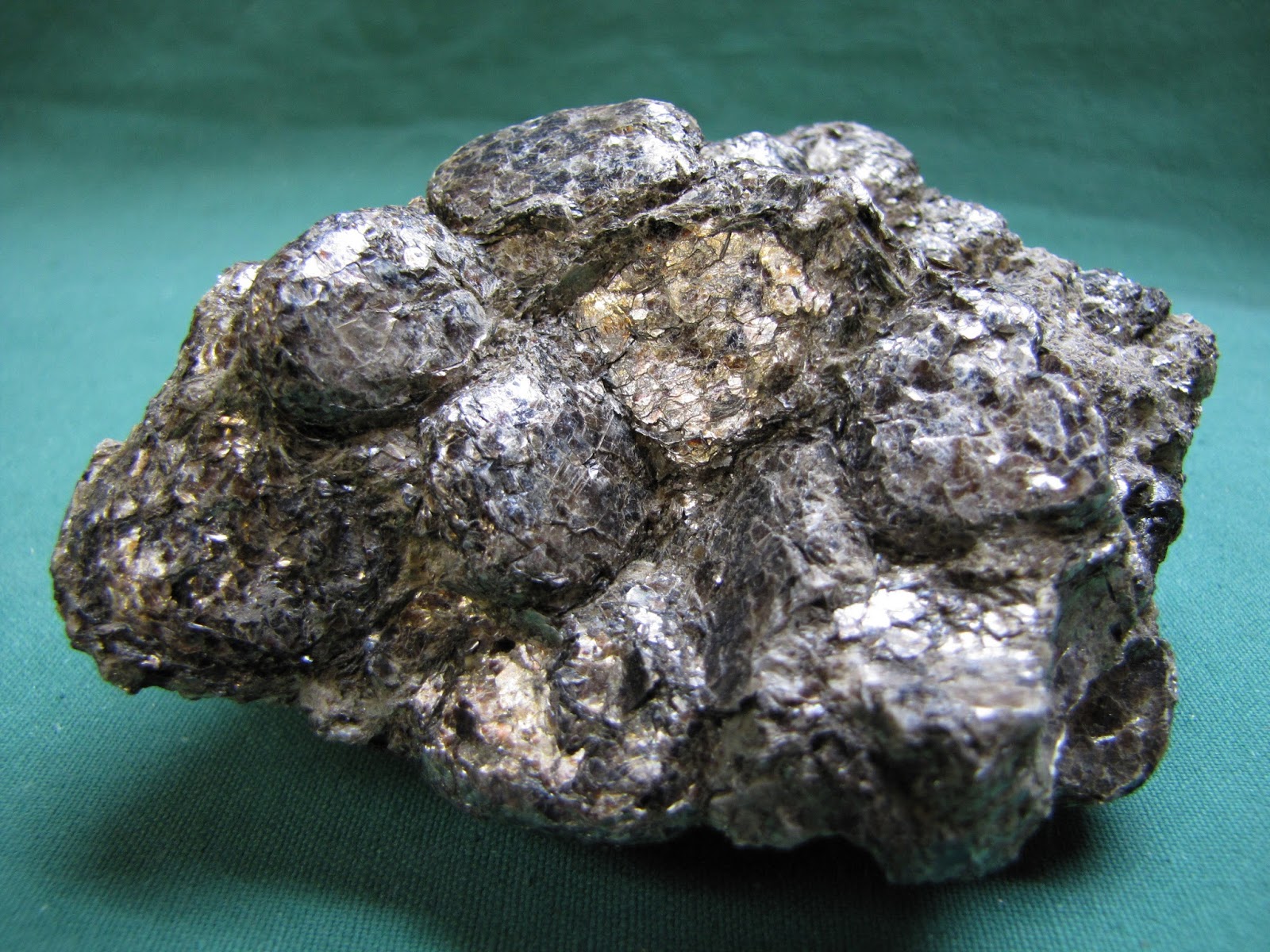 EKOGEO: MIKA : MINERAL SILIKAT PIPIH BERBENTUK LEMBARAN