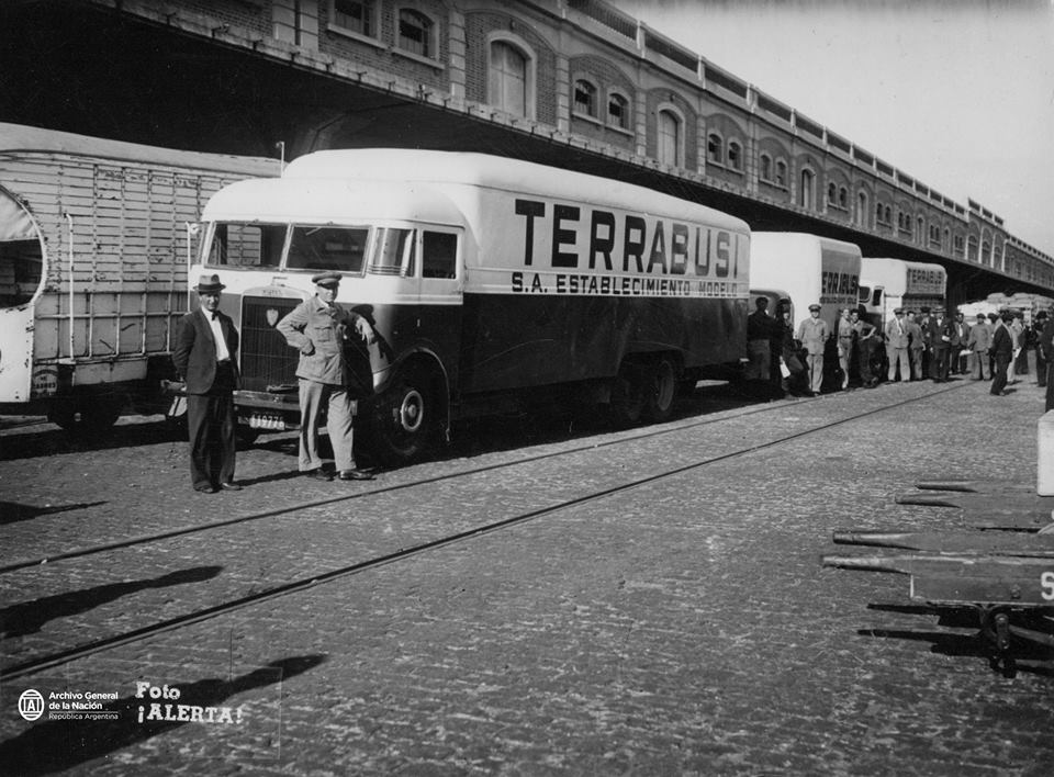 Transportes de Terrabusi listos para el reparto, Buenos Aires 1942 ...