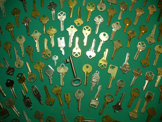 Dante's Wardrobe: Real Keys for Imagined Houses