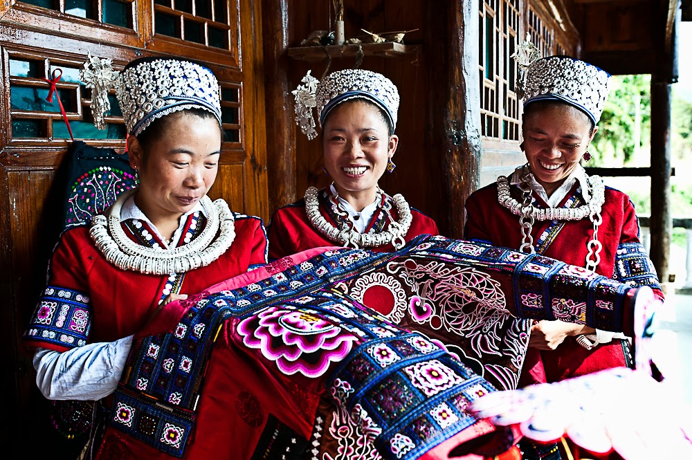 Life on Nanchang Lu: Stunning Embroidery of China's Miao People - a ...