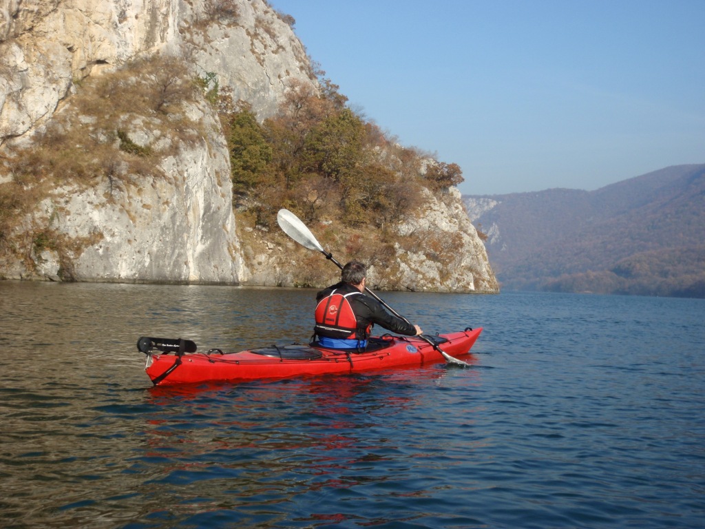 La defilare, în defileu – Romania vazuta din caiac