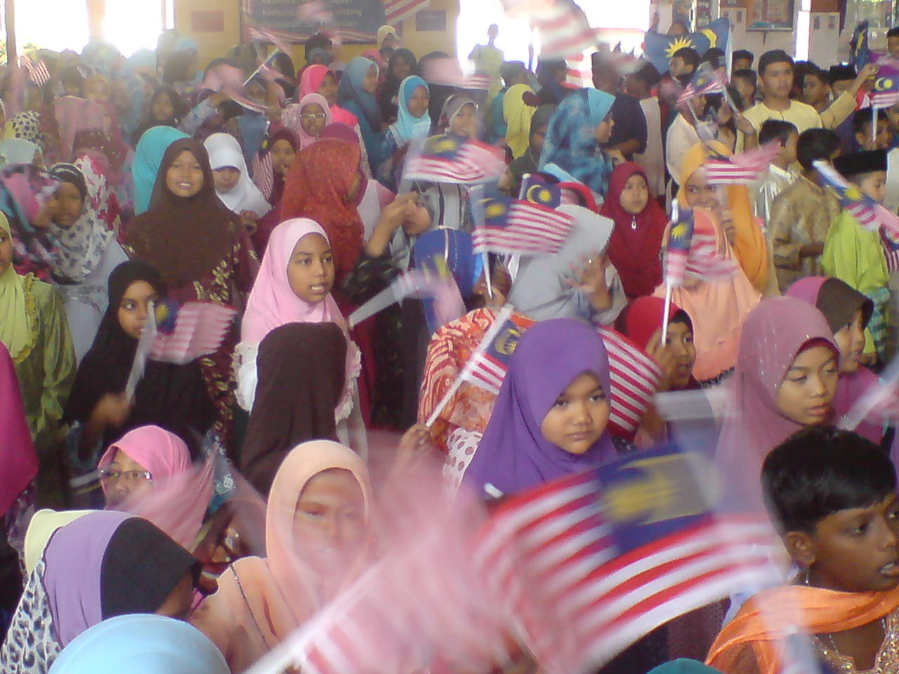 SeLaMaT PaGi..CikGU..!!: >PERTANDINGAN PAKAIAN MERDEKA