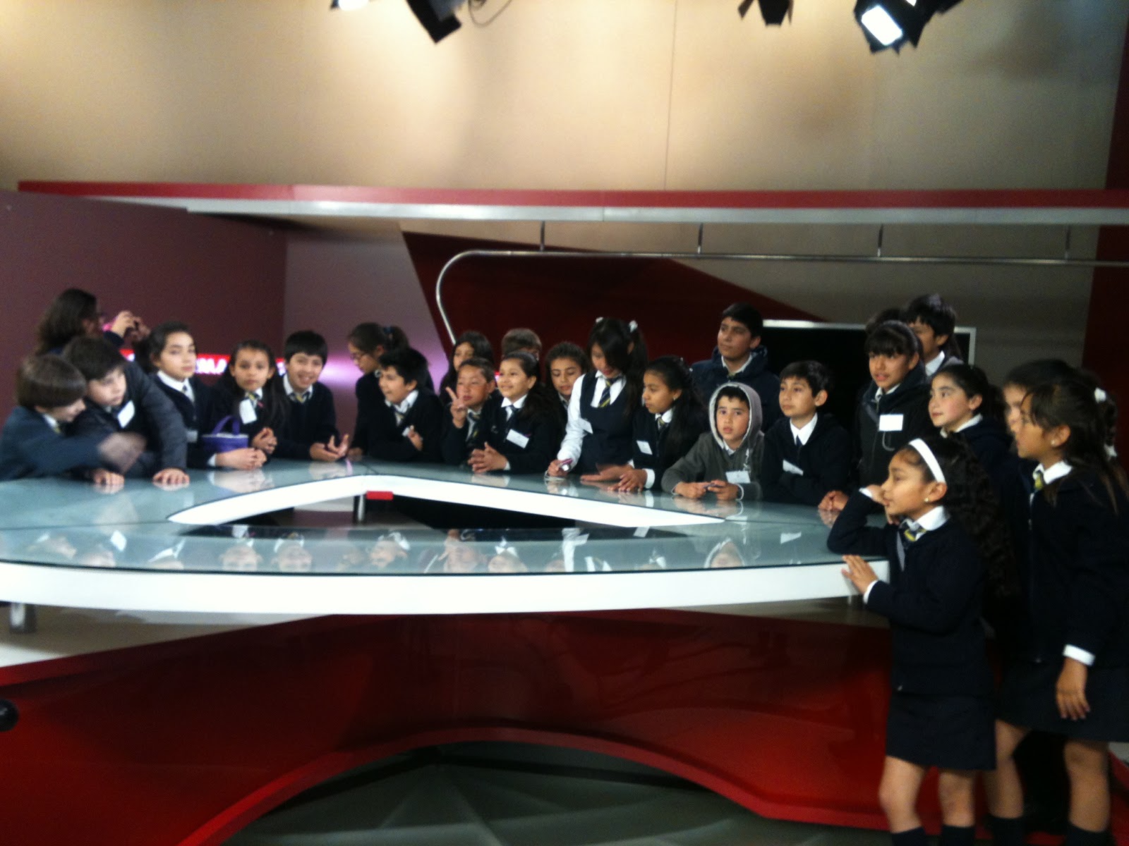 El Escolar de Melvin Jones: Alumnos del Colegio Melvin Jones visitan TVN