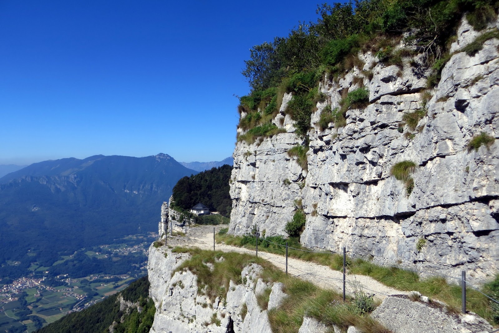 Escursione alle gallerie e trincee sul monte Cengio - Montagna di Viaggi
