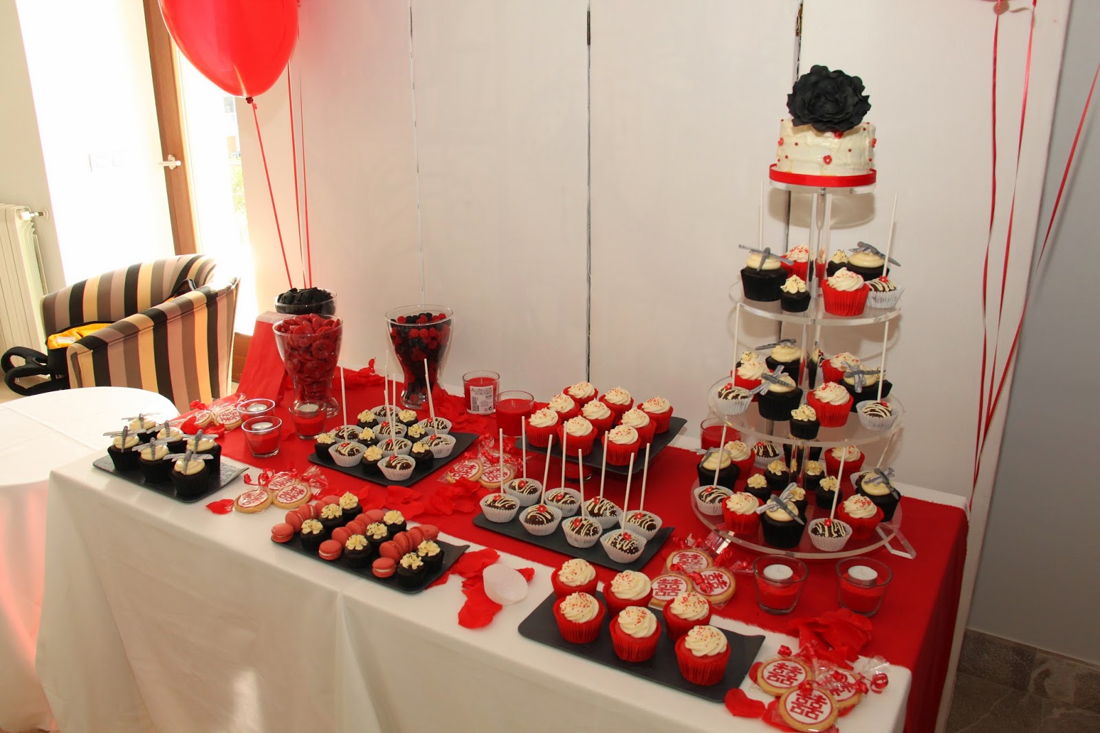 Cupcakes & Co : Una mesa dulce muy especial con aire asiatico en rojo y ...