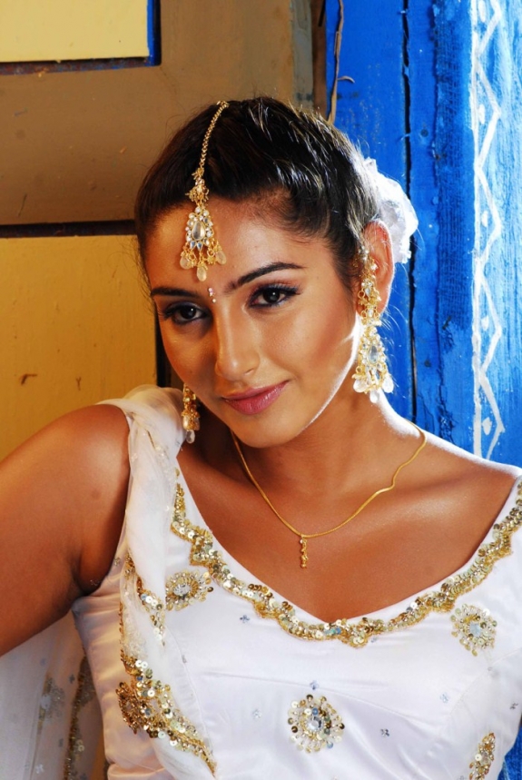 ACTRESS RAGINI DWIVEDI LATEST PICS - Wallpapers