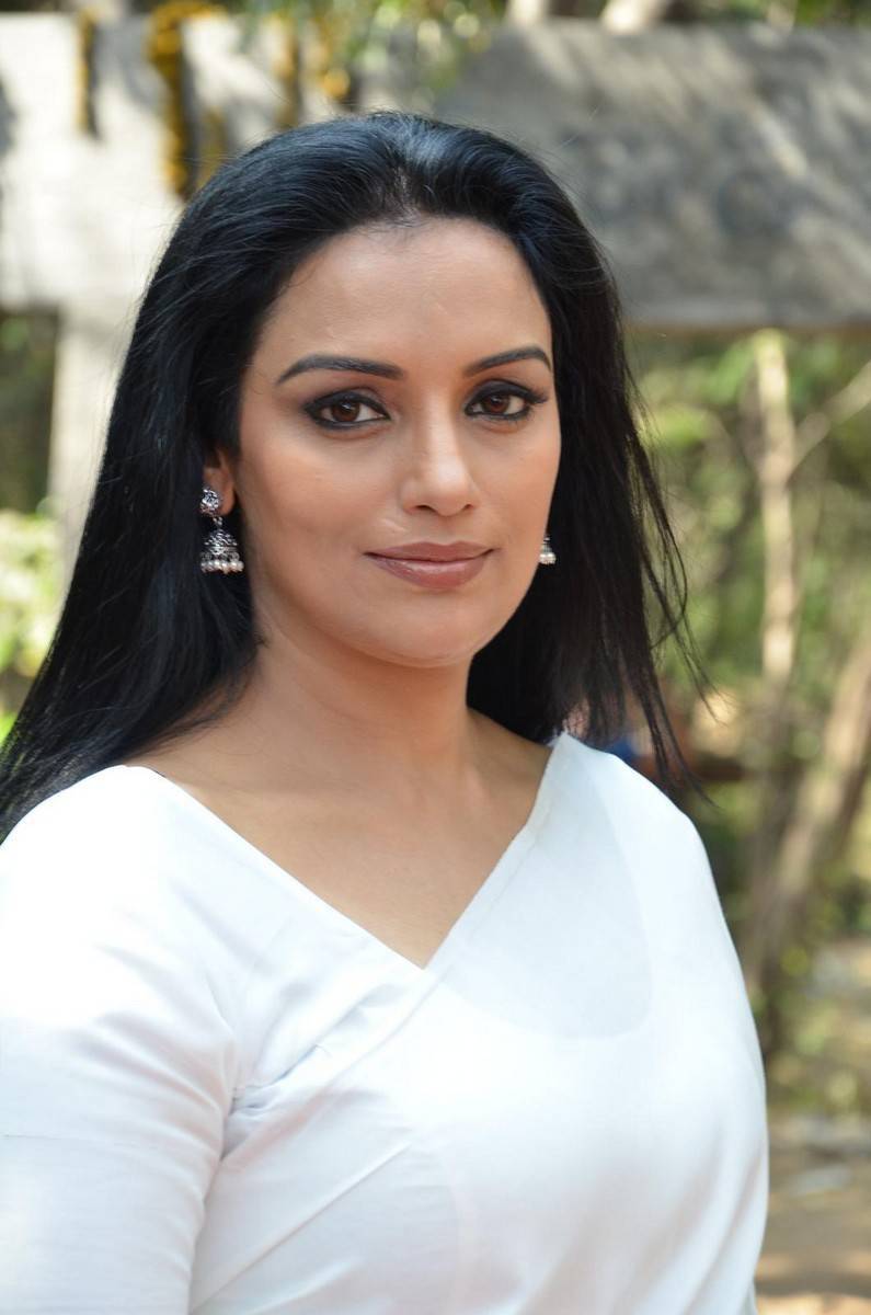 Swetha Menon Latest Hot Glamourous White Saree PhotoShoot Images At She ...