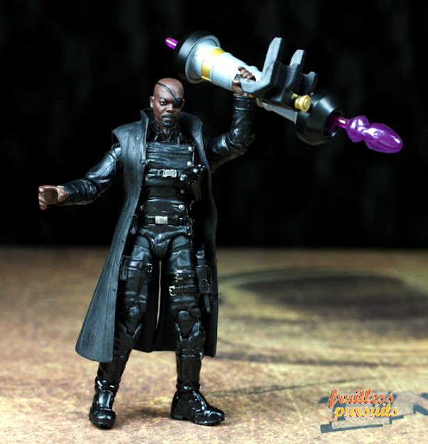 Fruitless Pursuits: Review: Hasbro The Avengers 3 3/4 inch Hawkeye and ...