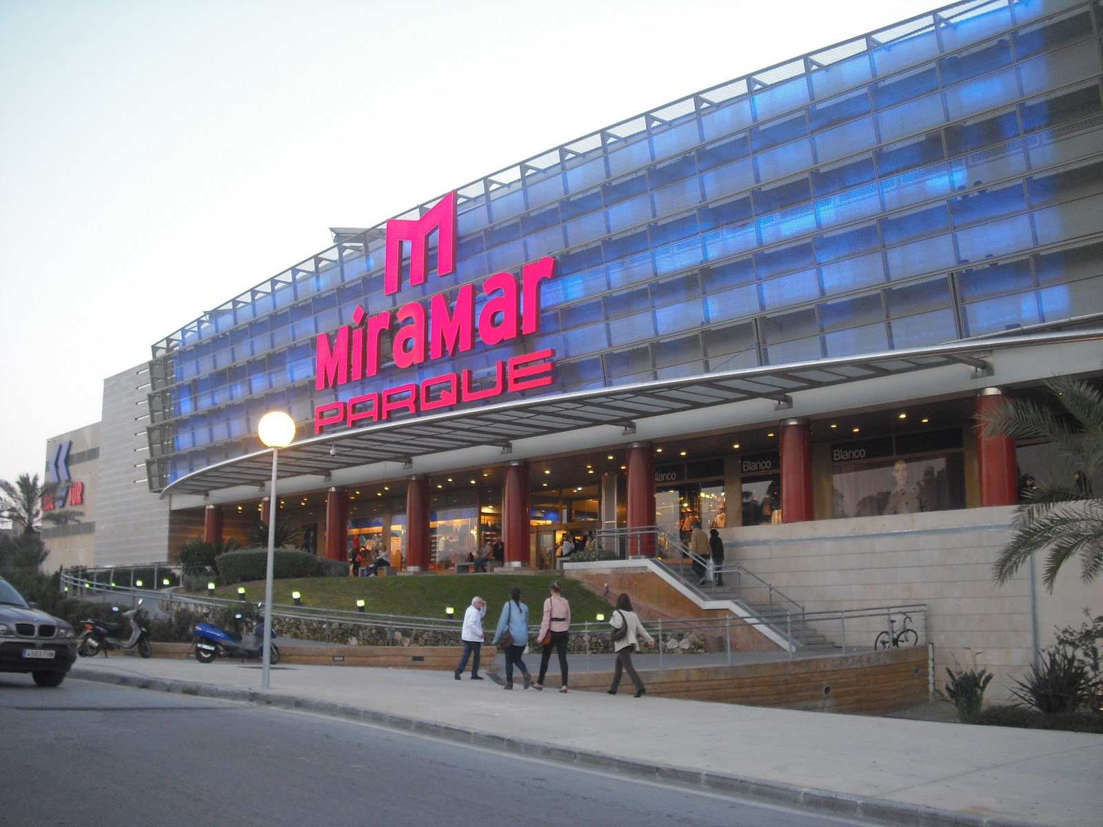 Pacos Paradise: The Mall of the City