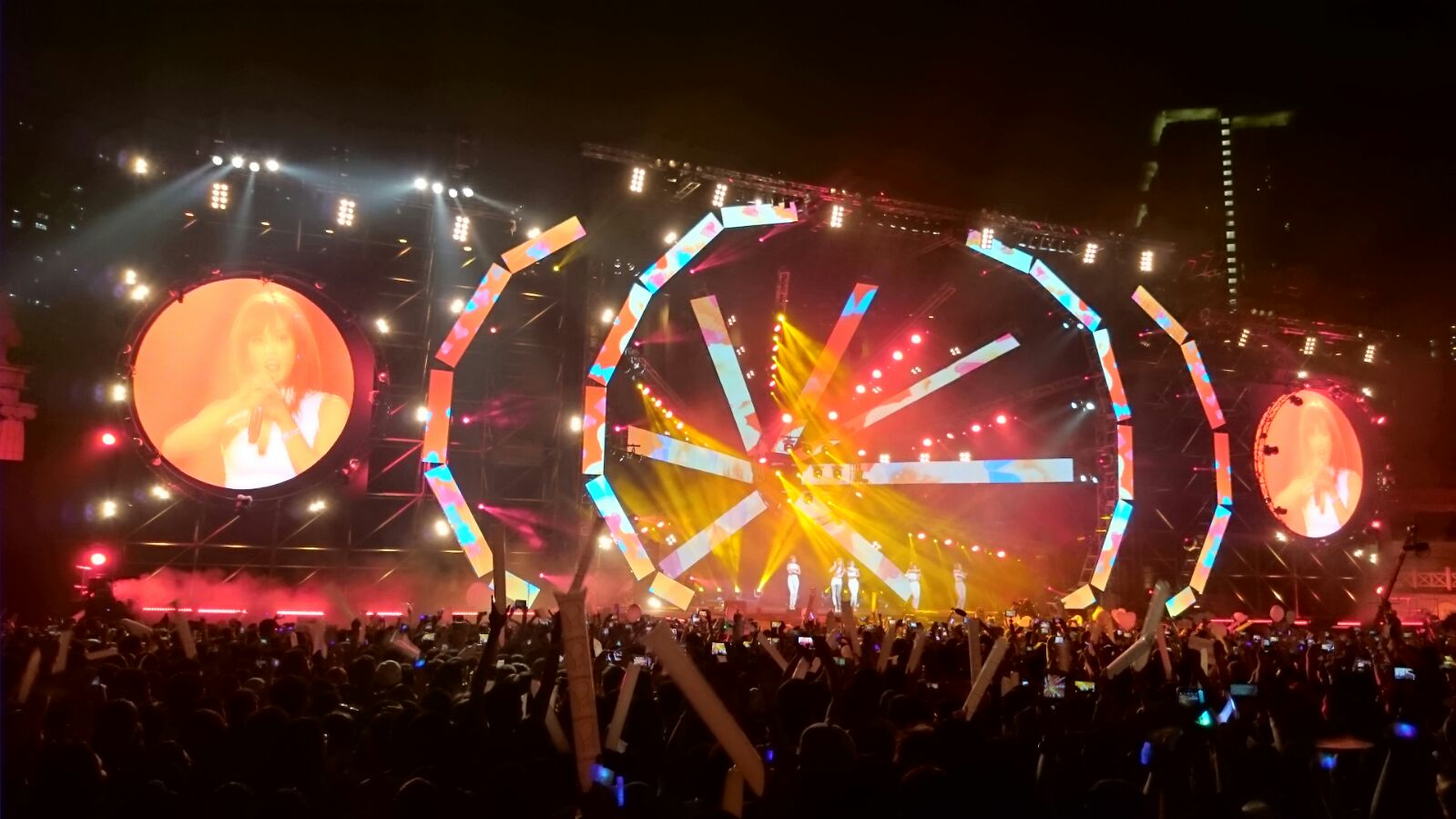 E-Wen Hooi: MTV World Stage 2015 @ Sunway Lagoon Surf Beach