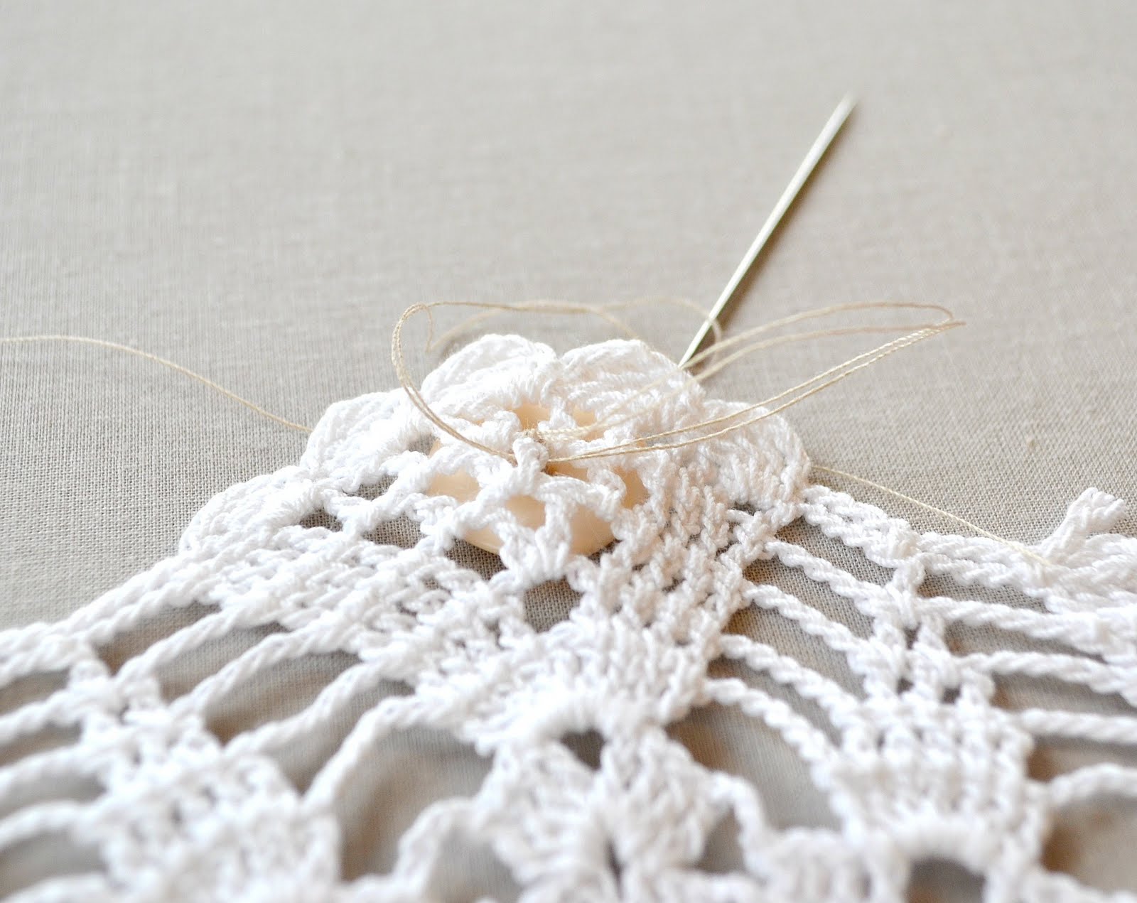 the pink couch: Doily Envelope- Tutorial