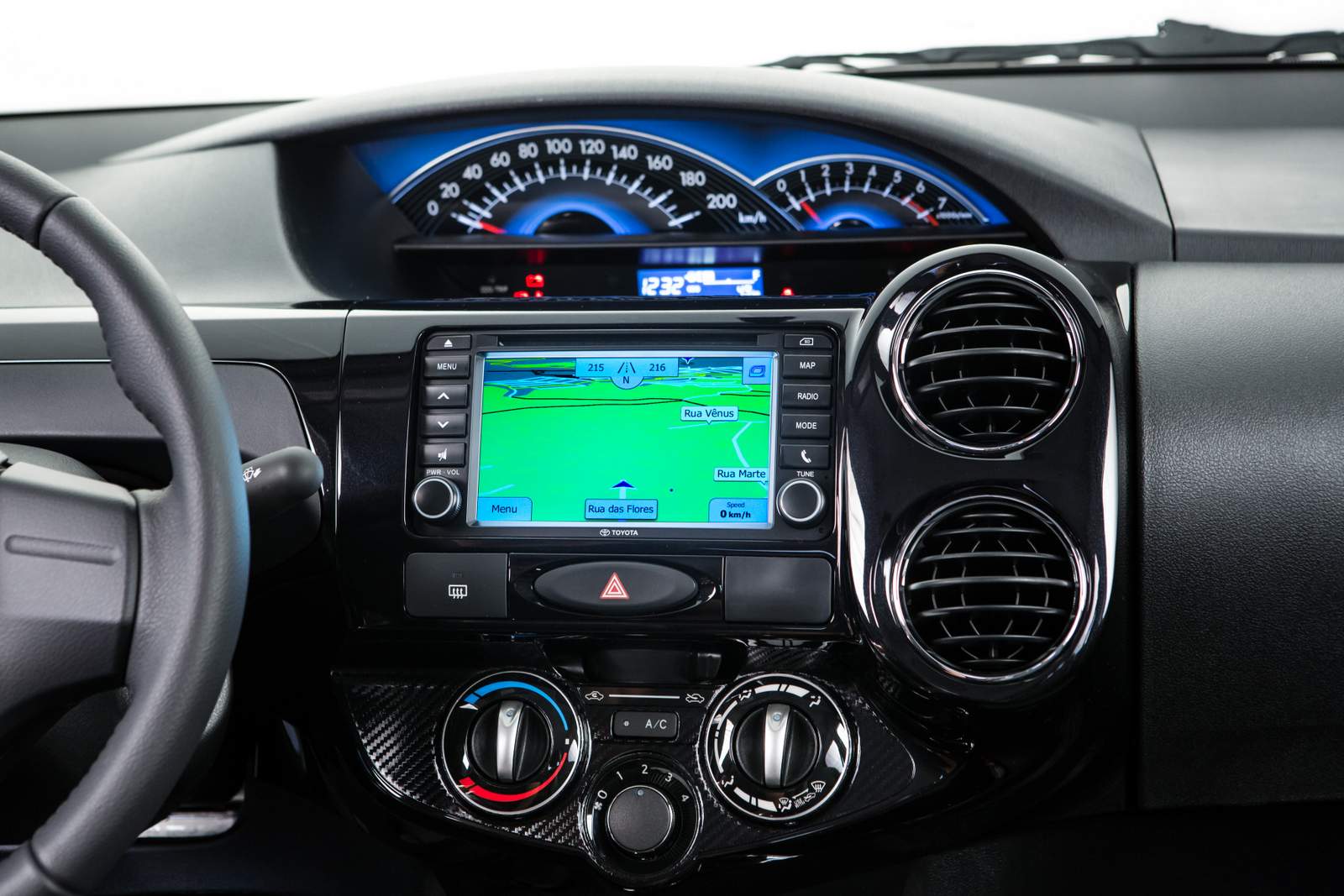 Toyota Etios 2016 ganha pacote White Pack - hatch e sedã