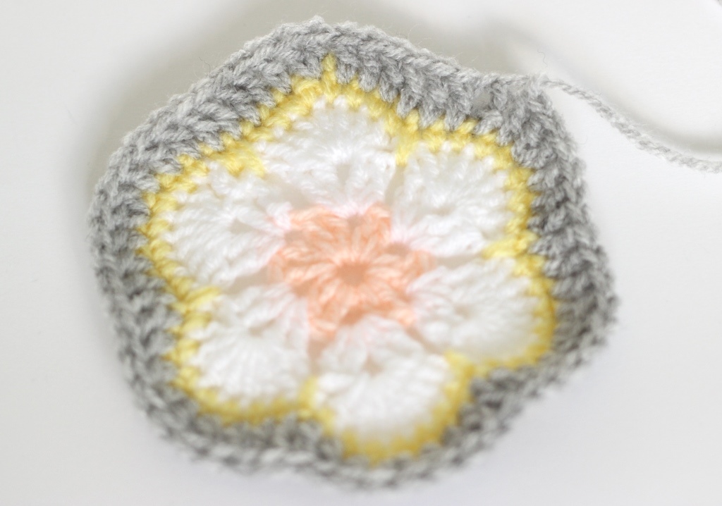 floral and feather: How to crochet an African flower