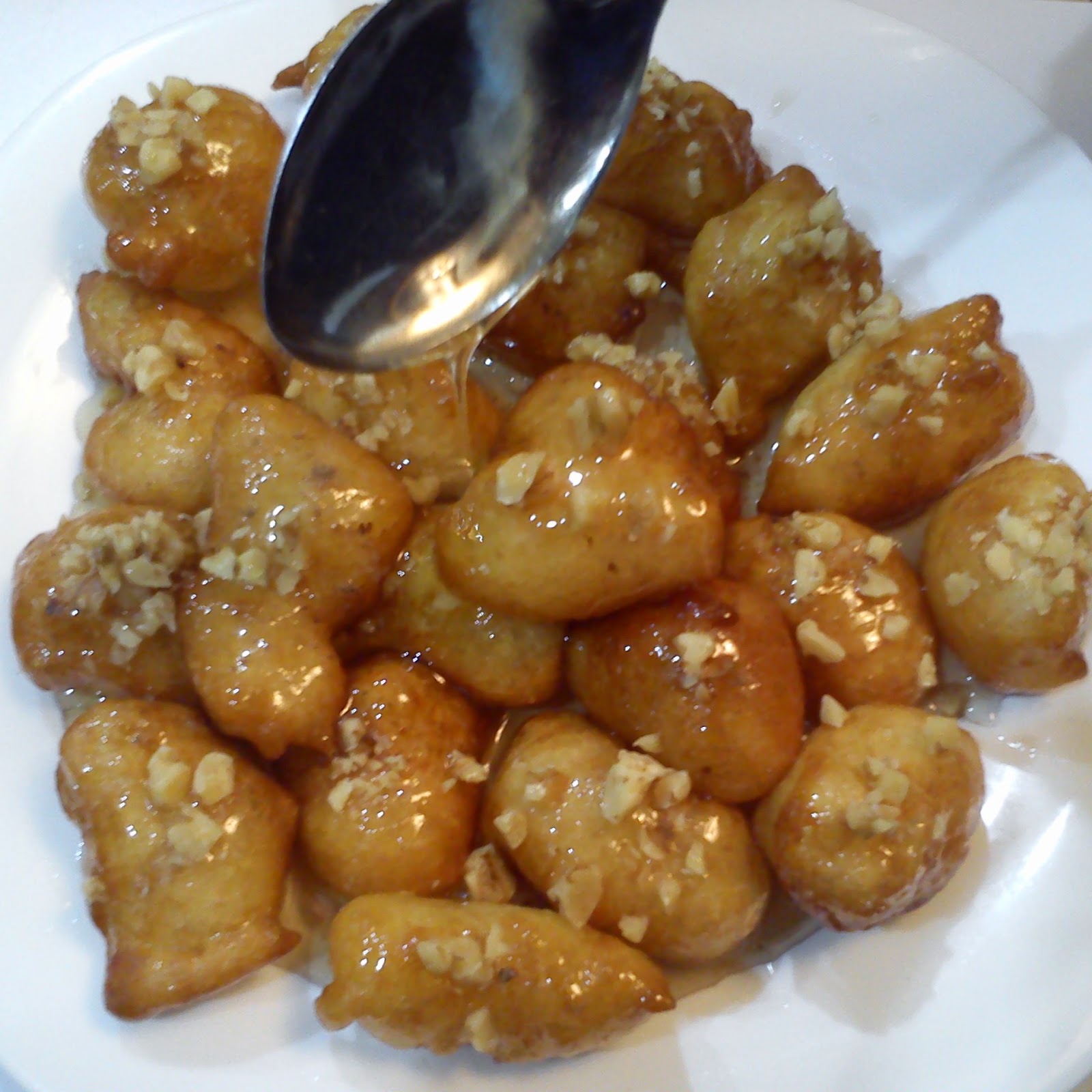 sarguna's fantabulous kitchen: Loukoumades-Greek Doughnuts