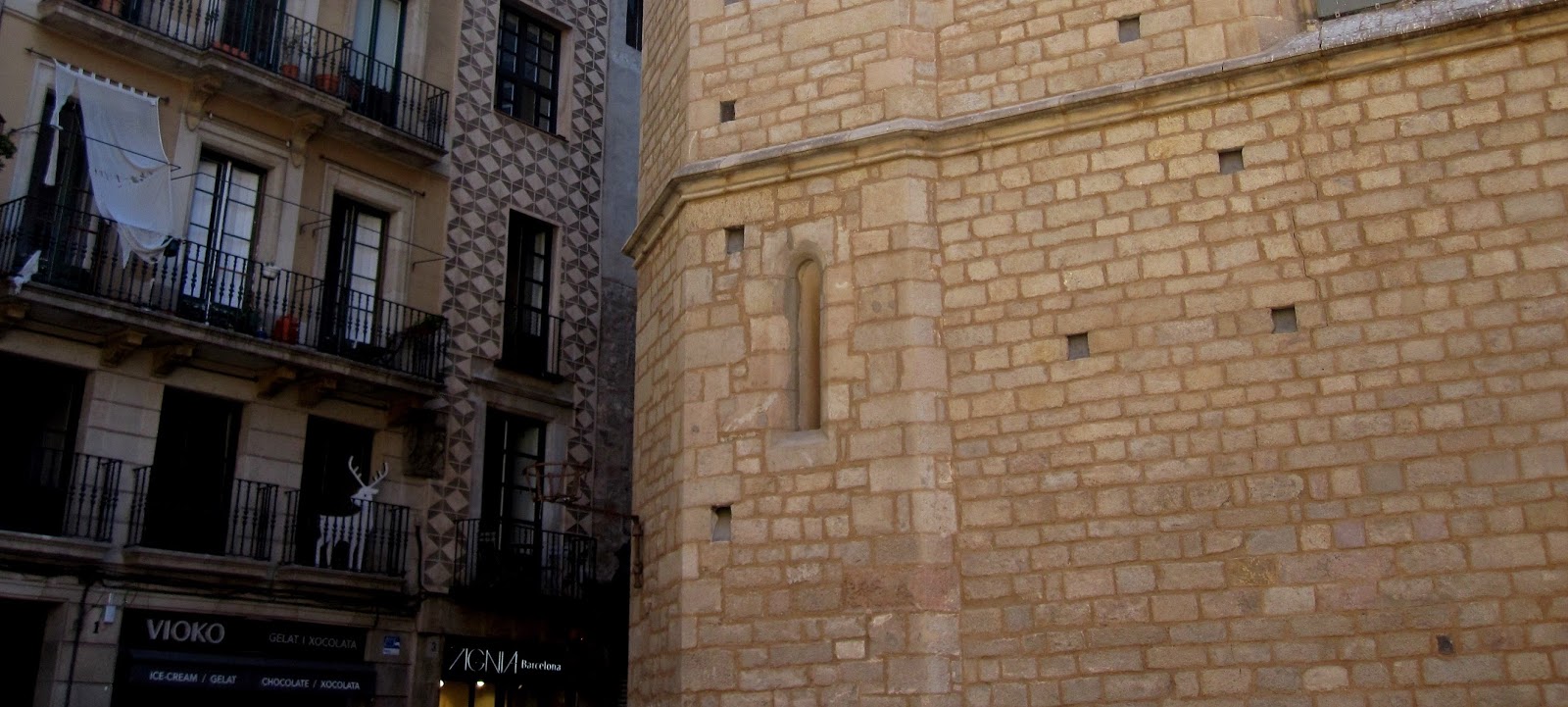 Tot Barcelona: Una aspillera horizontal en Barcelona