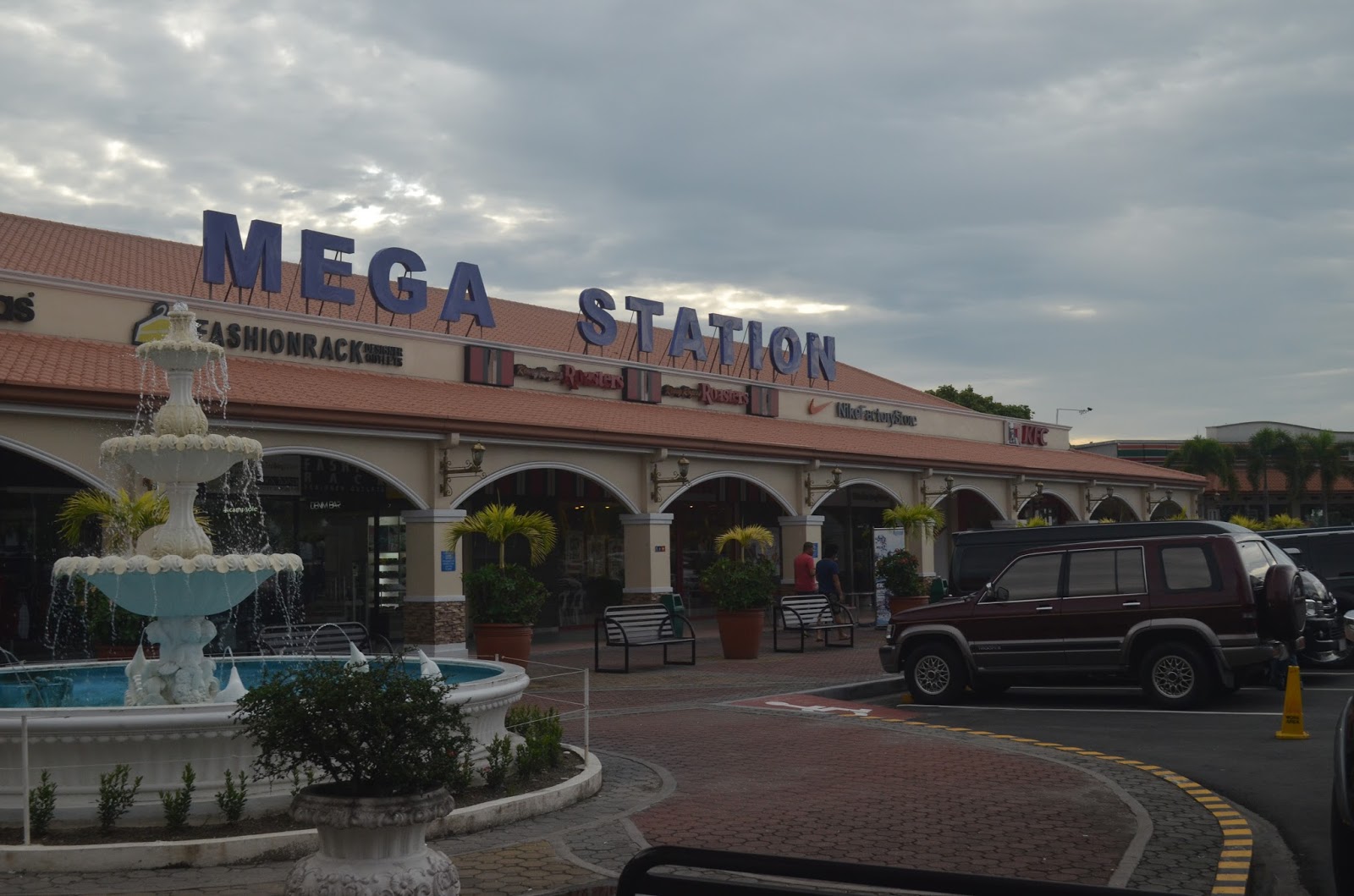 Photography with Dr. Ernie.: Caltex Mega station at NLEX, Pampanga.