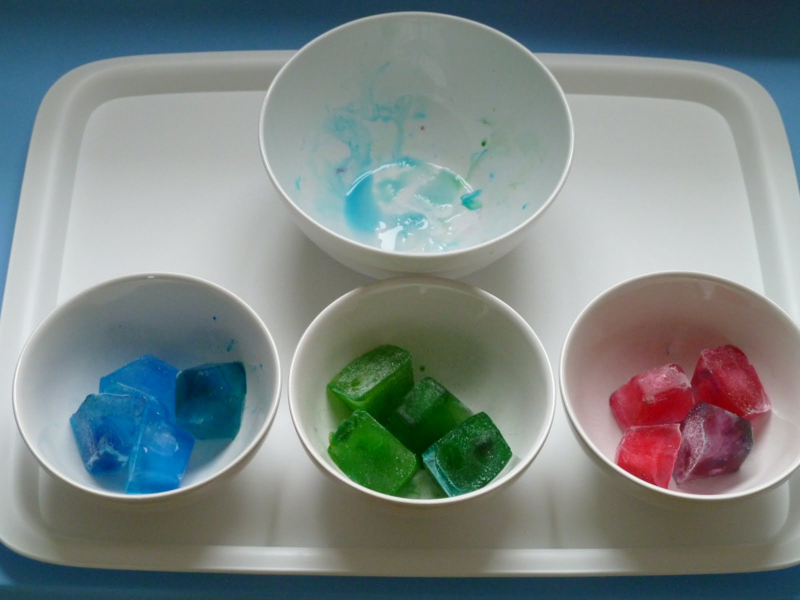 Family FECS: Montessori Activity: Sorting Colored Ice-Cubes/彩虹冰块分类