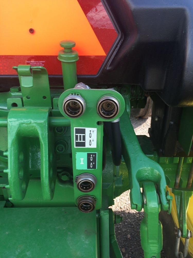 MAQUINARIA AGRICOLA INDUSTRIAL: Tractor John Deere 5715 $20,500 Dlls.