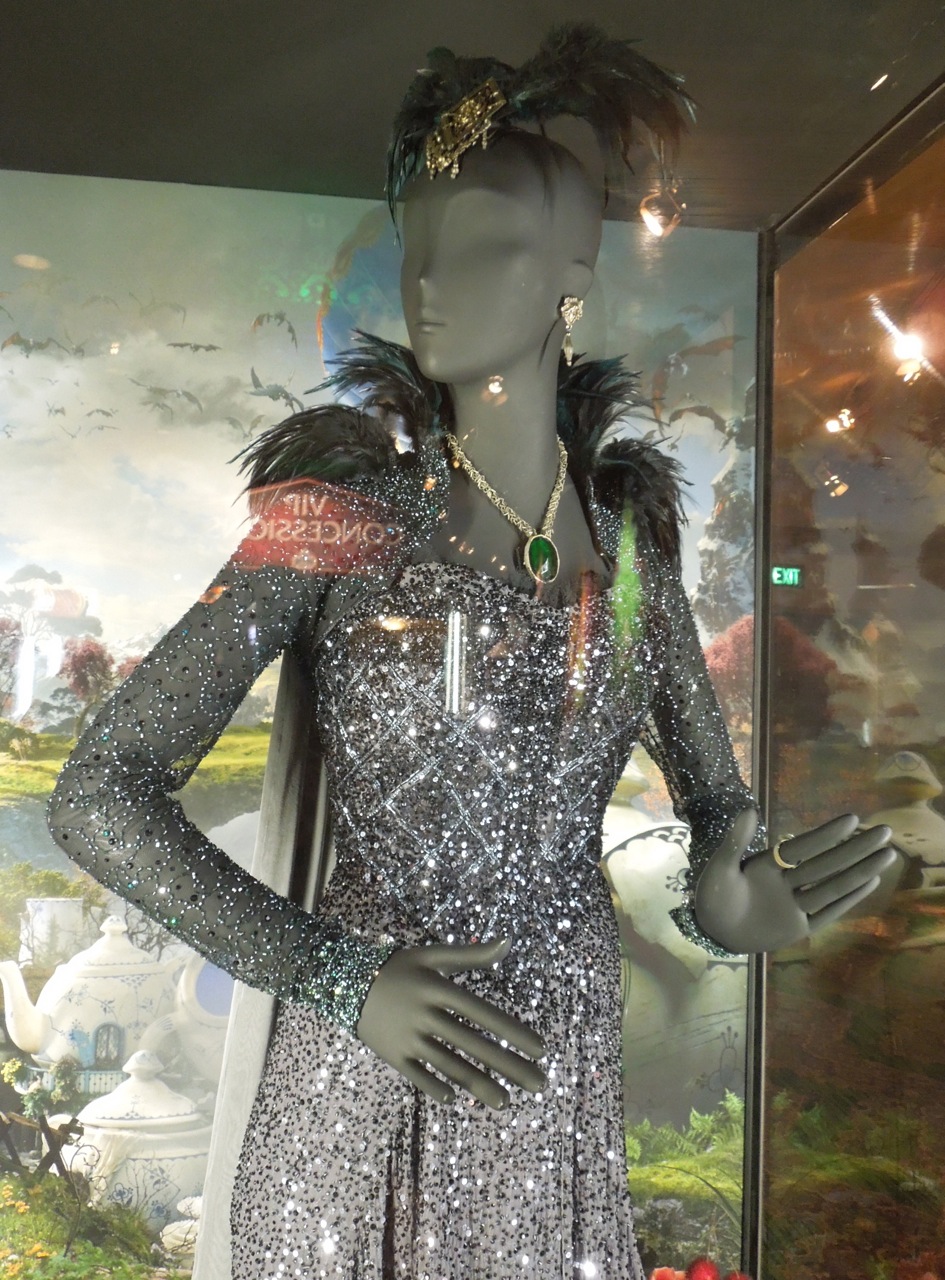 Vestuario de Rachel Weisz como Evanora, la Malvada Bruja del Este, de ...