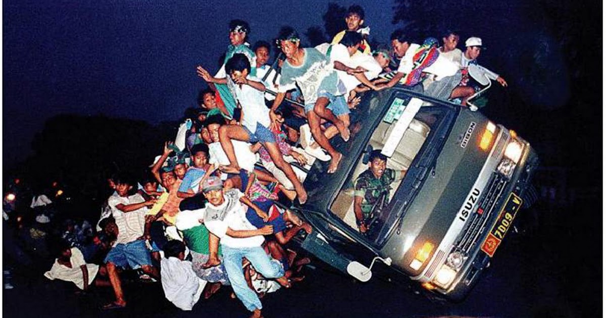 Foto Sejarah: Tergulingnya Truk Pembawa Bonek (1995)